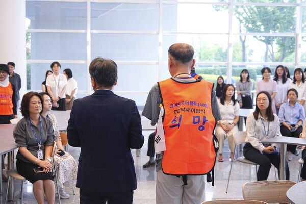 [포토뉴스]'APEC 성공개최' 이범식 왼발 도보 종주 도전자 격려