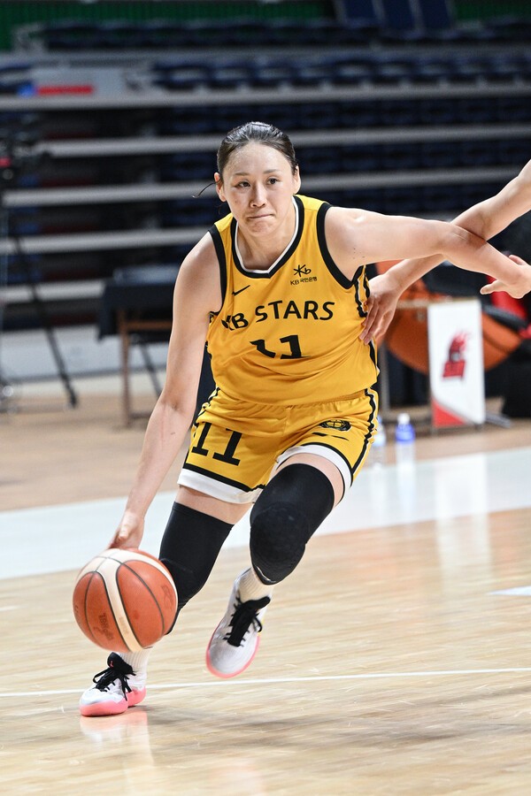 강이슬 마지막 2초 극적 역전포, KB 덴소 꺾고 조 1위 4강 진출