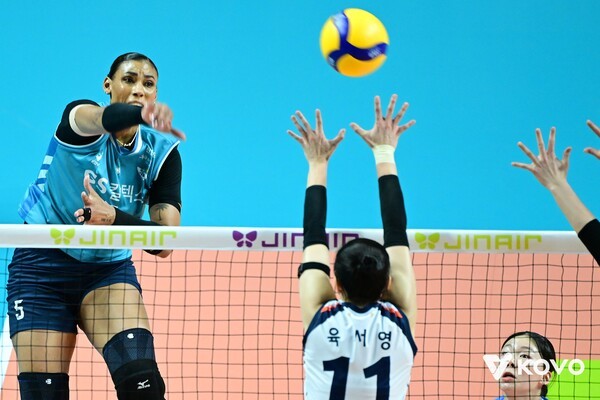 실바 29점 폭발! GS칼텍스, 우승 후보 IBK 꺾고 완벽한 시즌 개막