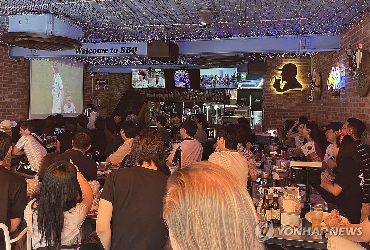 월드컵 1차전 ‘낮 경기’에 치킨 매출 4배 급증…새로운 응원 문화 ‘낮치맥’ 확산