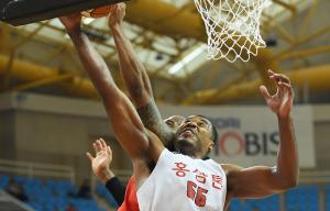 [KBL PO] '사이먼-전성현 날았다' KGC, 현대모비스 꺾고 1차전 승리